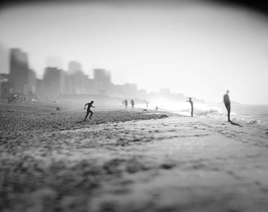 Rio Alone - Photographs and text by Claudio Edinger | LensCulture