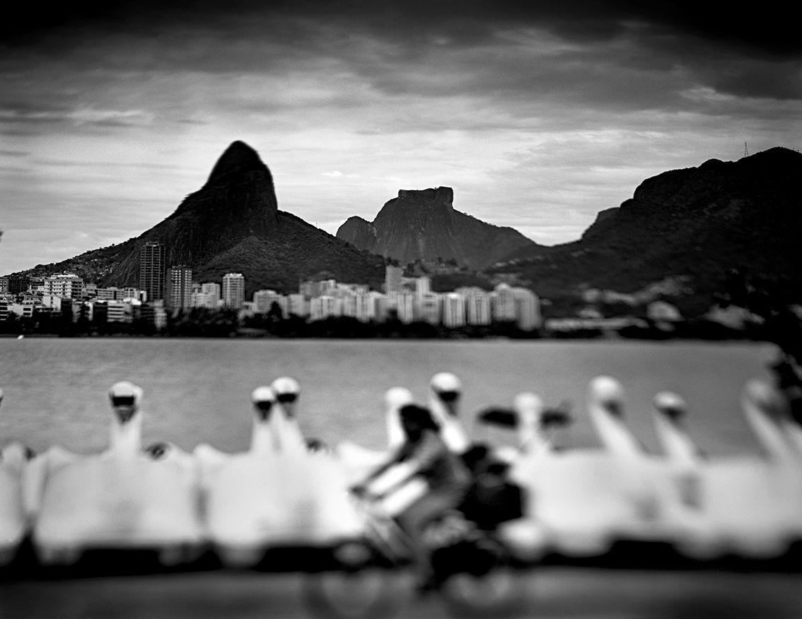 Rio Alone - Photographs and text by Claudio Edinger | LensCulture