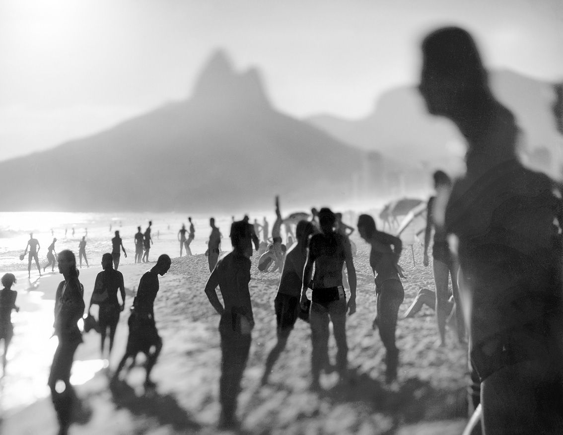 Rio Alone - Photographs and text by Claudio Edinger | LensCulture